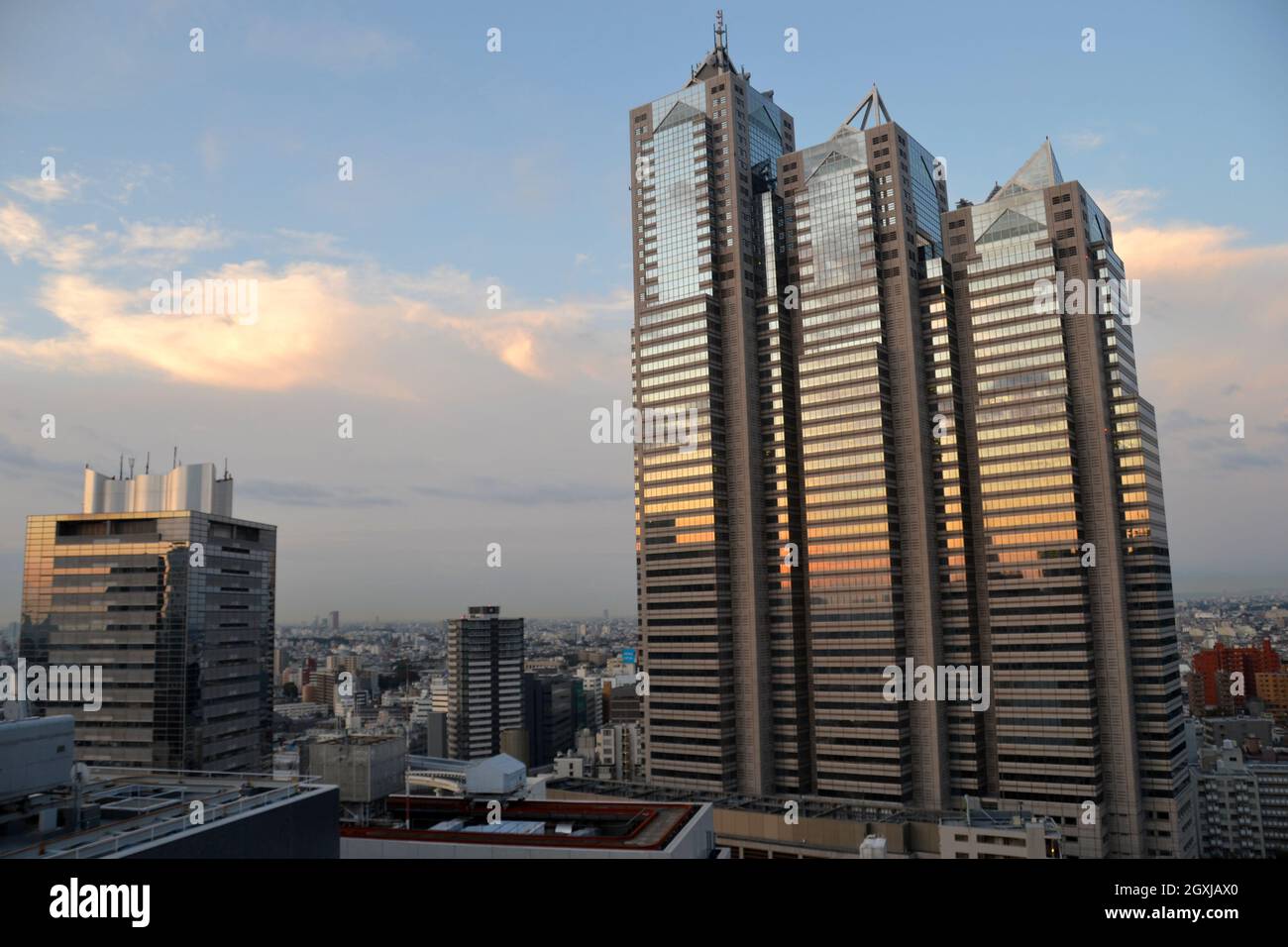 Tokyo Metropolitan Government Building at sunset, Shinjuku, Tokyo ...
