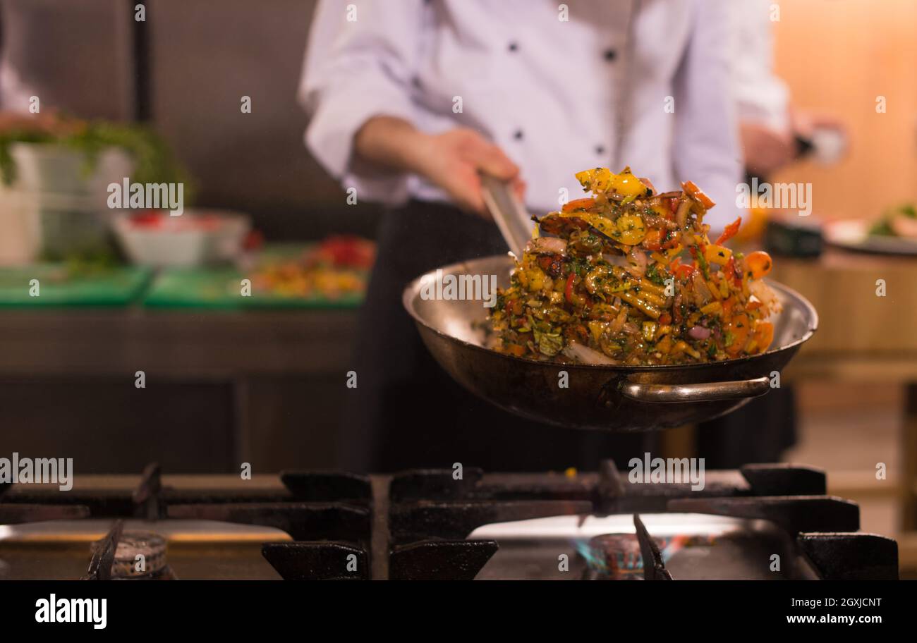 Flipping in wok hi-res stock photography and images - Alamy