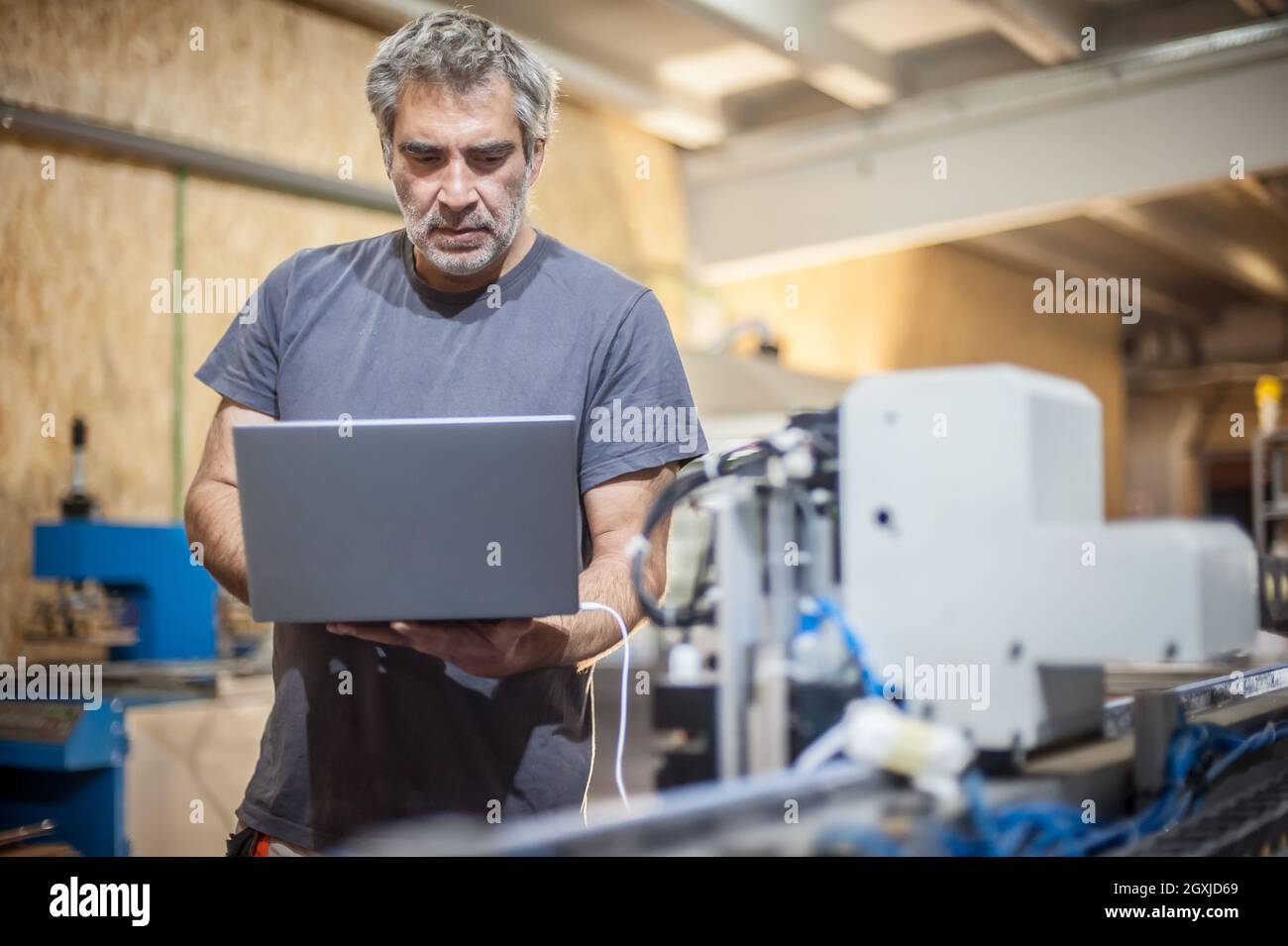 Field service maintenance engineer technician electrician inspect and ...