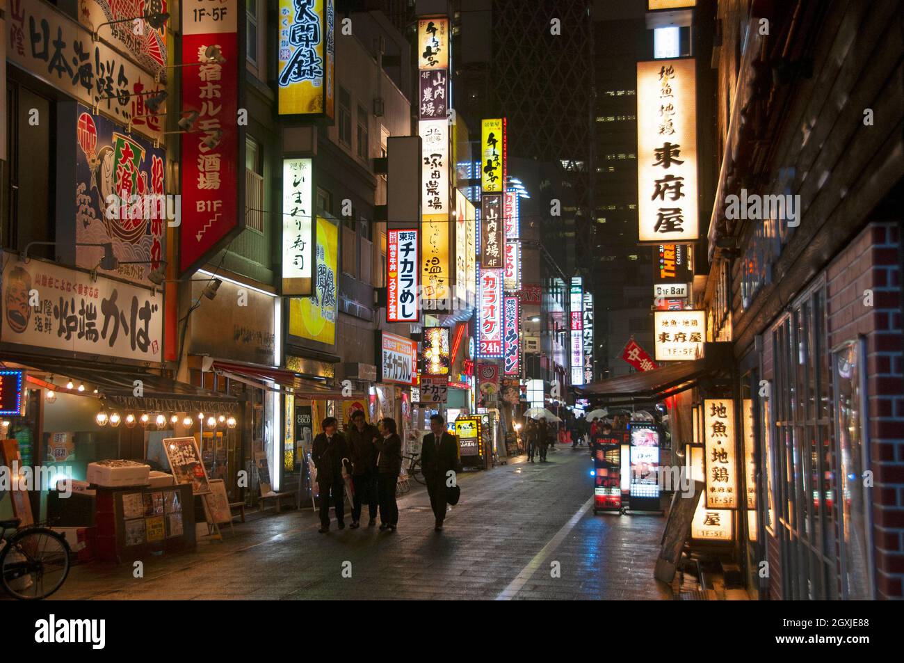 Rainy night in a pedestrian street in Shinjuku, Tokyo, Japan Stock ...