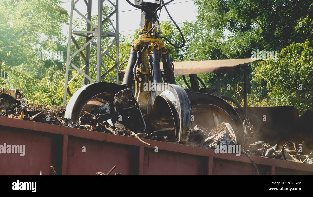 Image of special claw gripper lfrabbing and lifting metal waste on ...