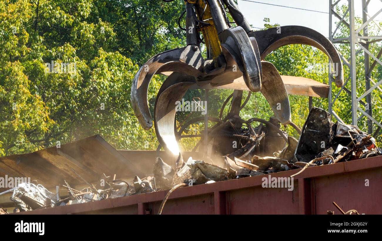 Mechanical crane grab scrap metal hi-res stock photography and images ...