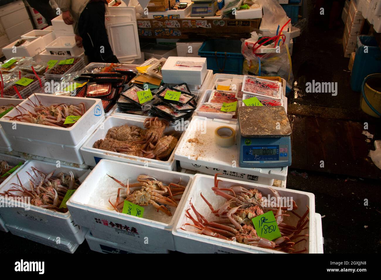 Frozen crab for sale at the old Tsukiji Fish Market, Tokyo, Japan Stock ...