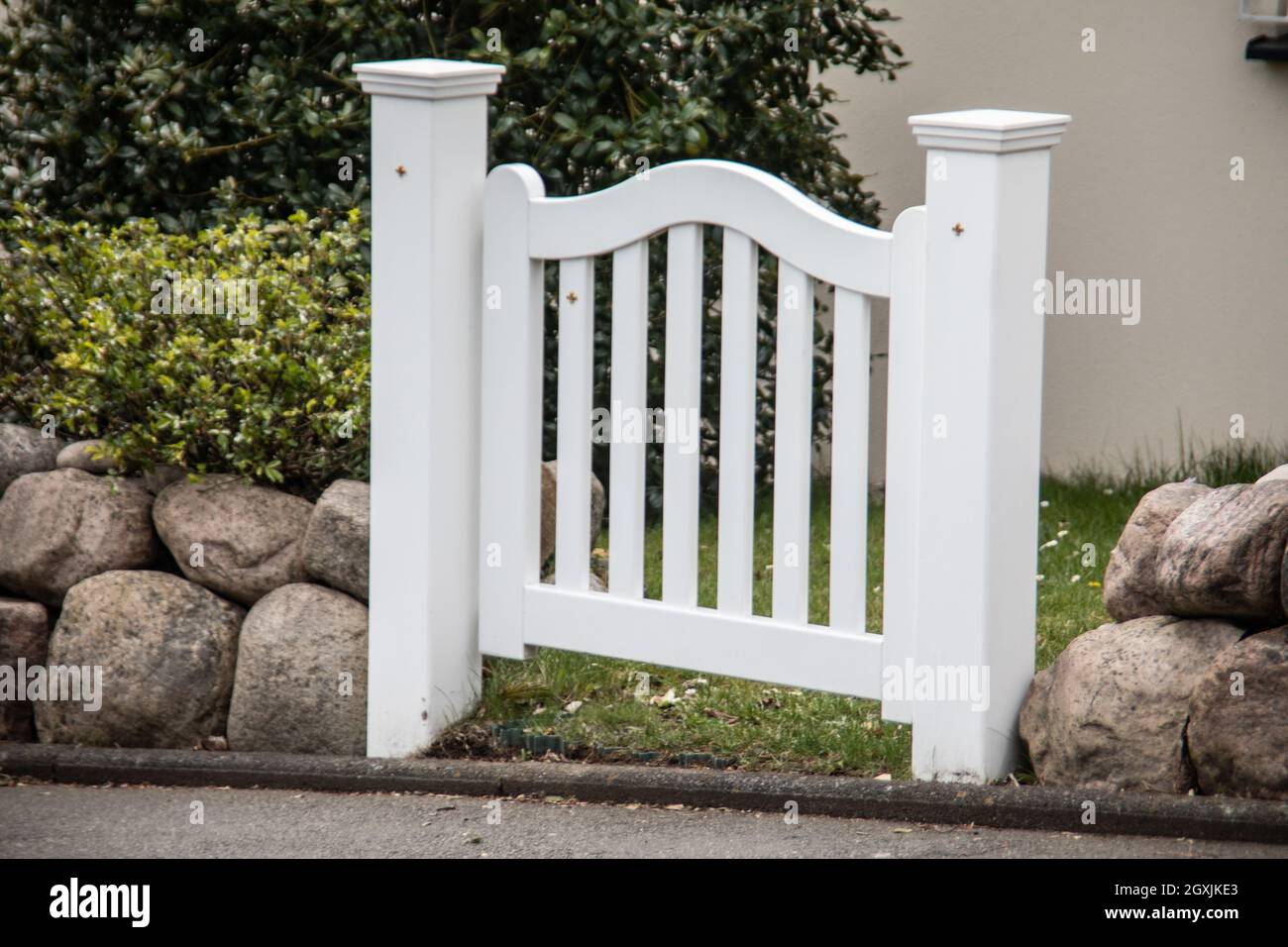 white garden gate with slats in the front yard Stock Photo - Alamy