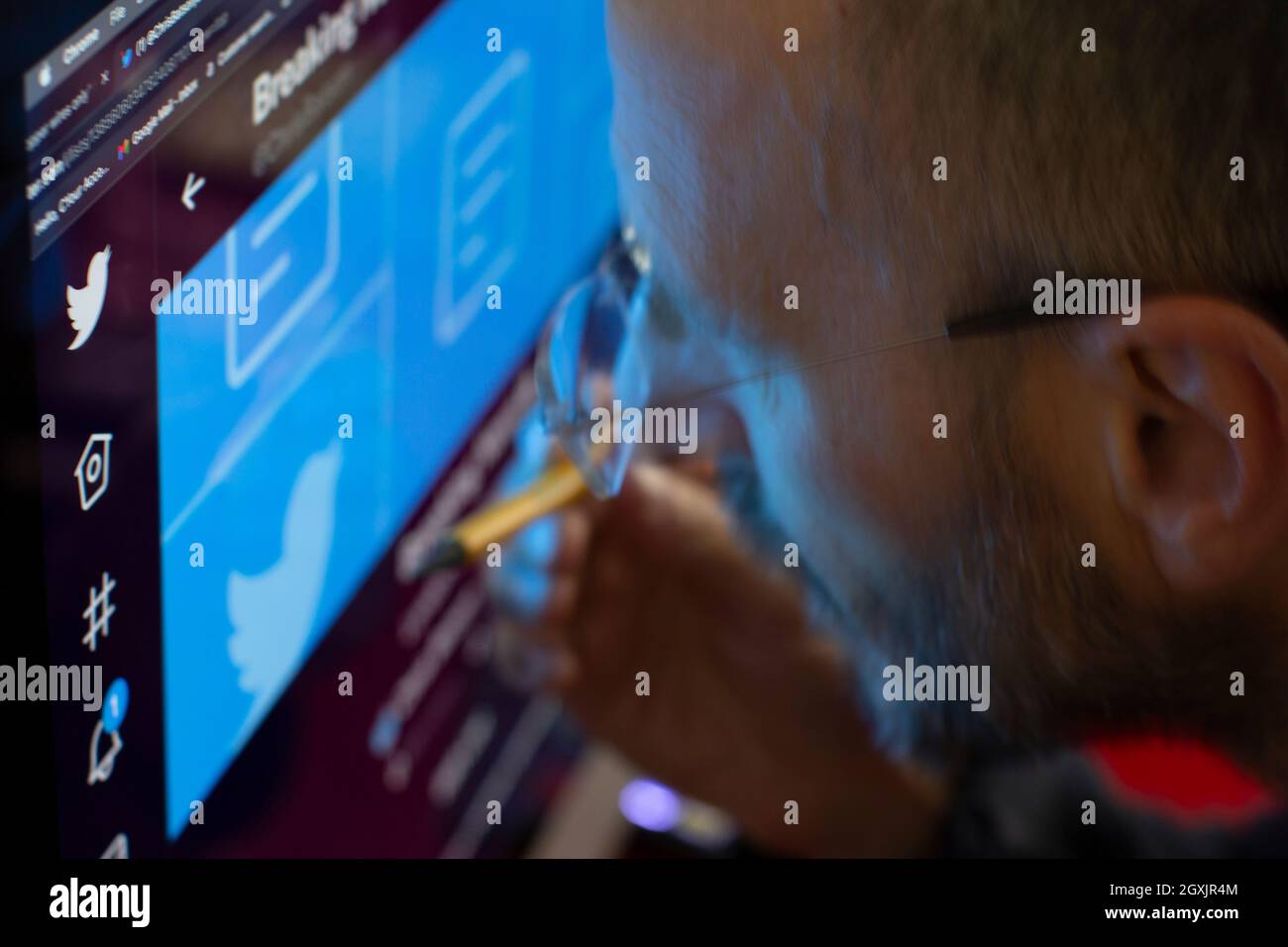 Twitter platforms hi-res stock photography and images - Alamy