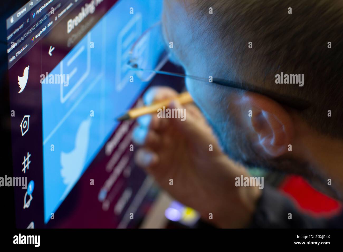 Twitter platforms hi-res stock photography and images - Alamy