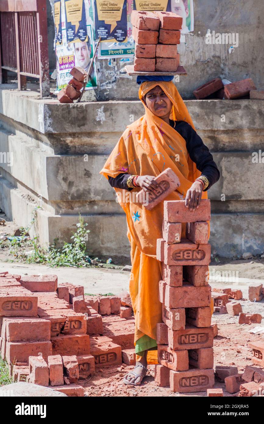 Worker carrying brick hi-res stock photography and images - Alamy