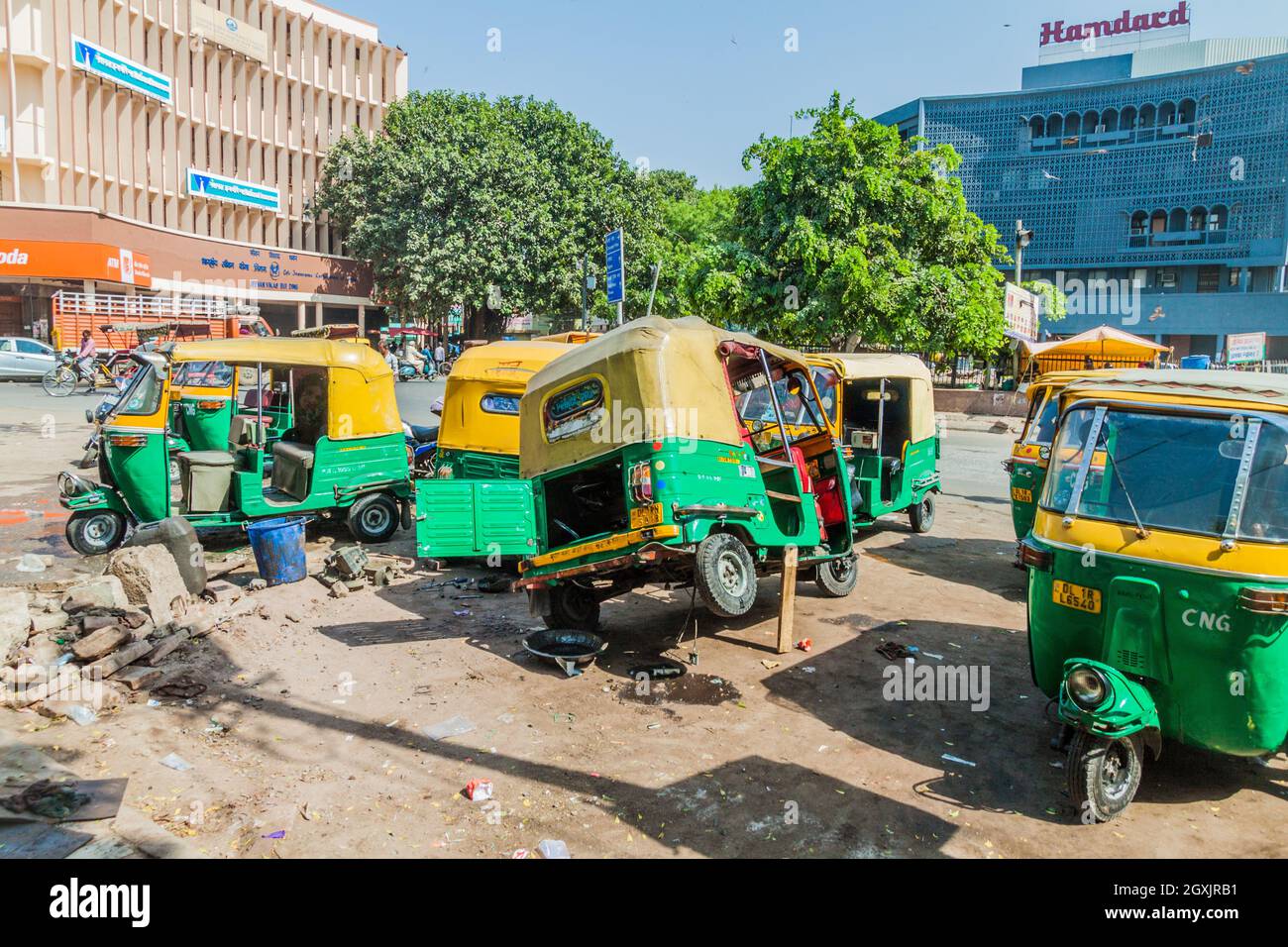 DELHI, INDIA - OCTOBER 22, 2016: Group of autorickshaws in the center ...