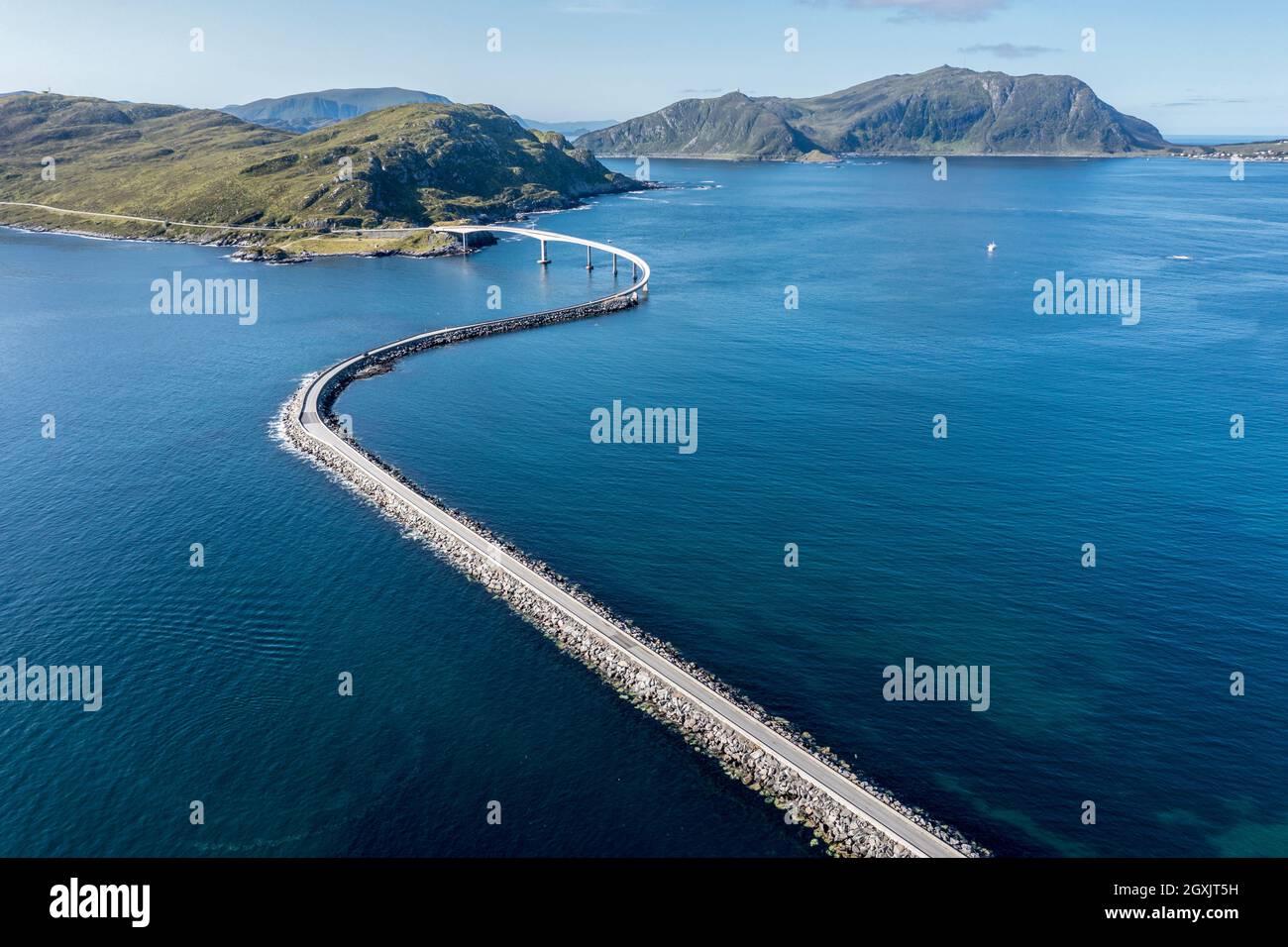 Bridge connecting islands hi-res stock photography and images - Alamy