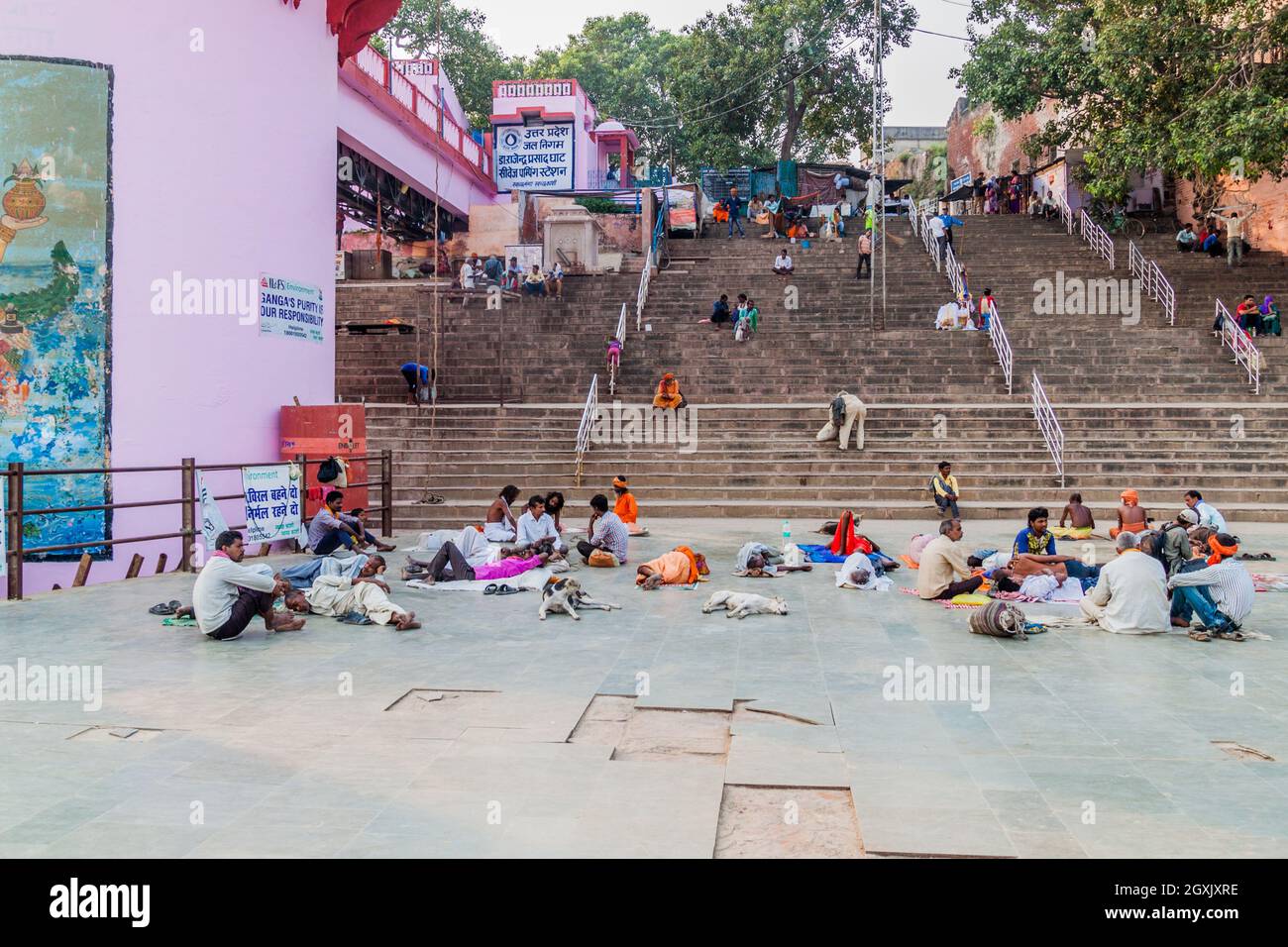 VARANASI, INDIA - OCTOBER 25, 2016: People at Dashashwamedh Ghat ...