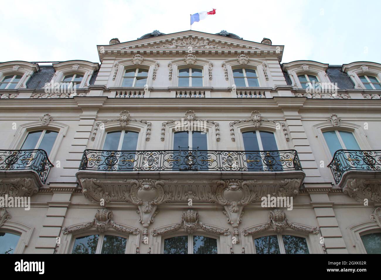 (flat ?) buildings at the champs-élysées in paris (france Stock Photo ...