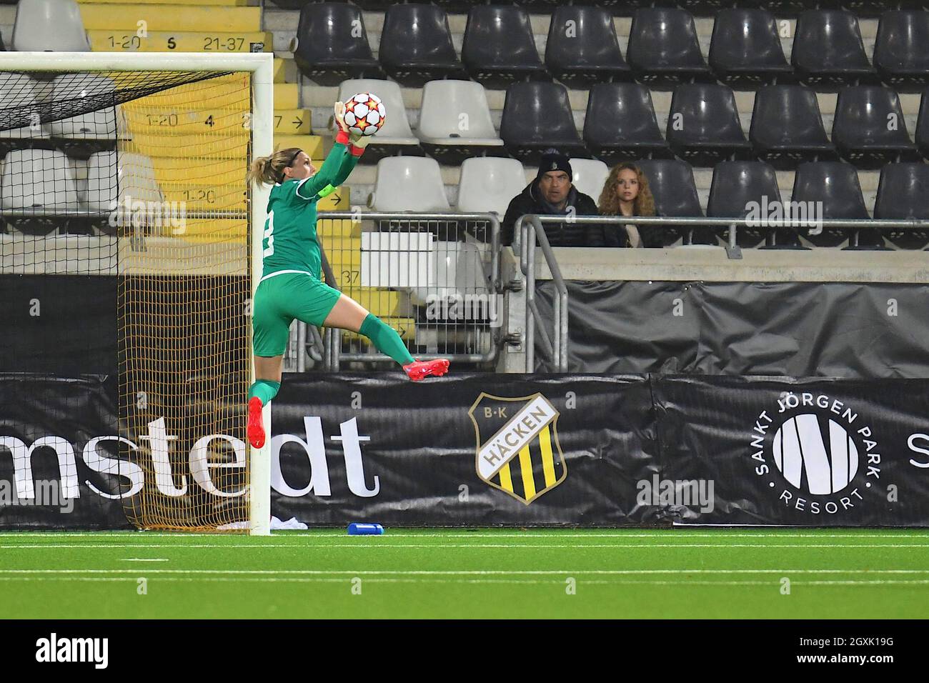 Gothenburg, Sweden. 05th Oct, 2021. Jennifer Falk (13 Hacken) with a ...