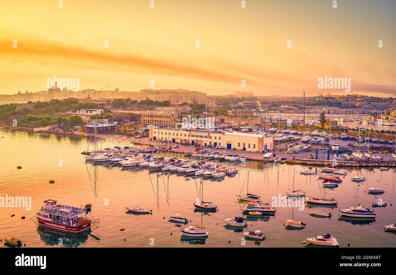 Boats in marsamxett harbour hi-res stock photography and images - Alamy