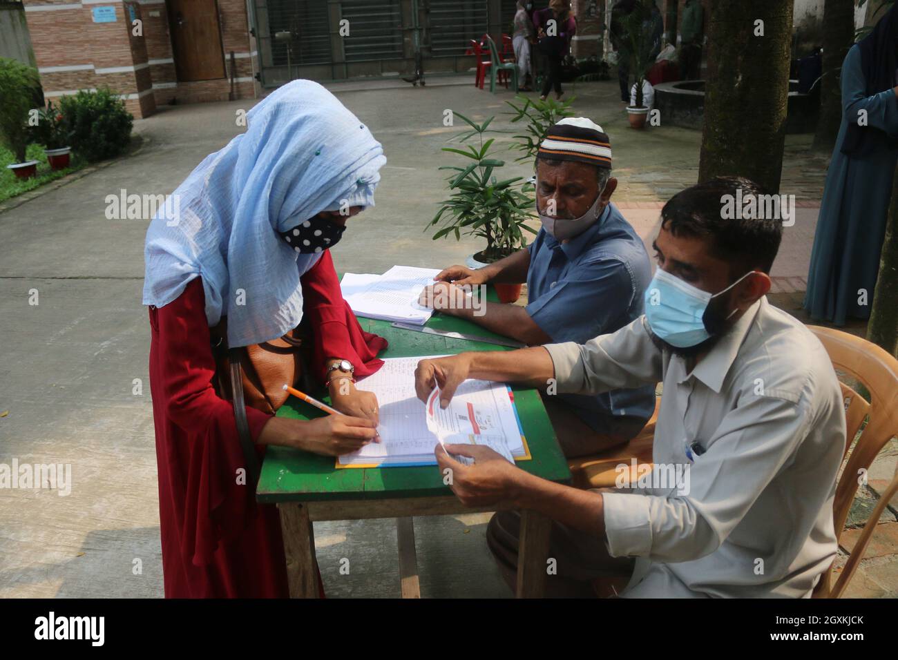 Bangladeshi students of dhaka university hi-res stock photography and ...