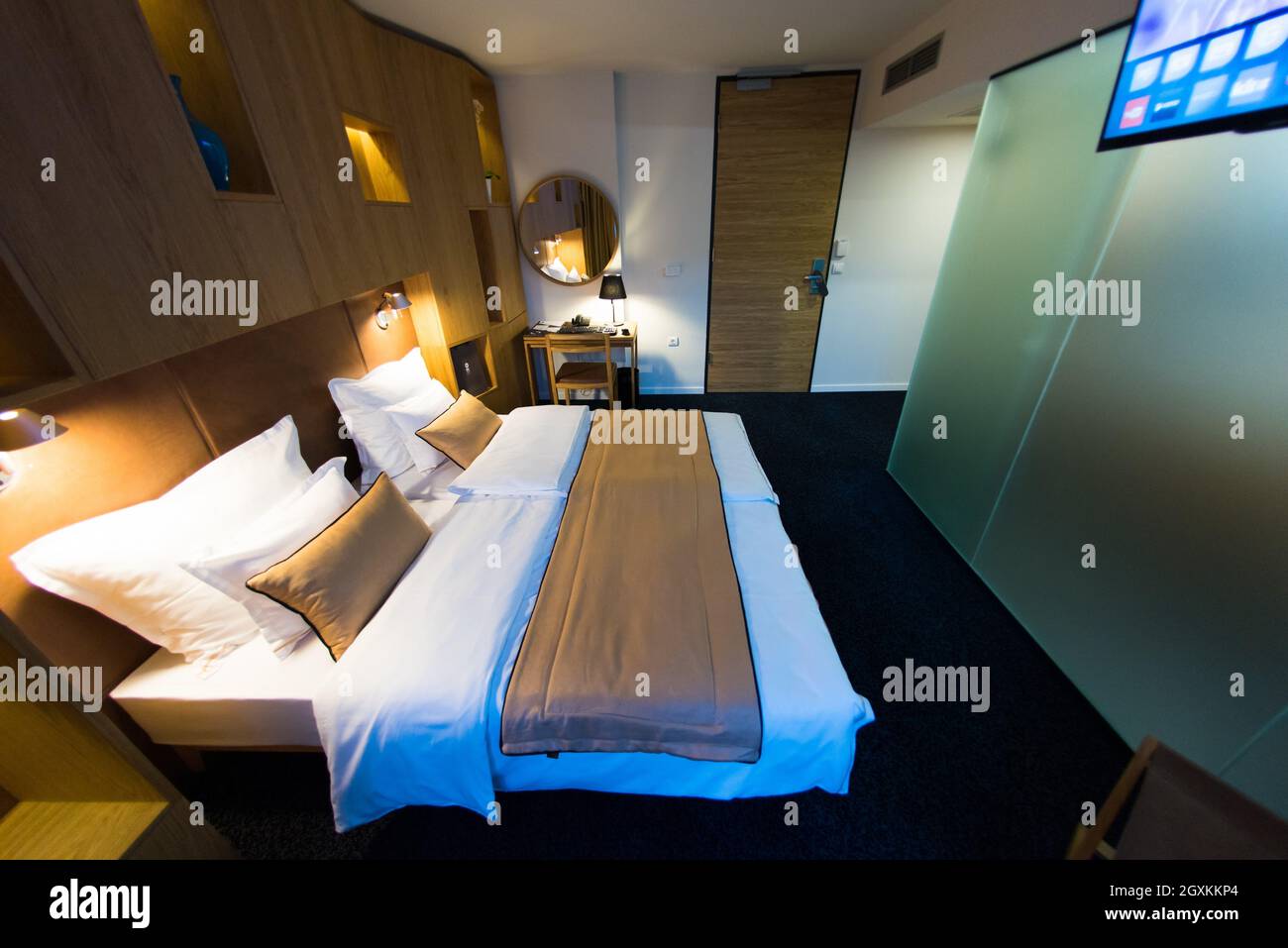 Interior of modern comfortable hotel room Stock Photo - Alamy