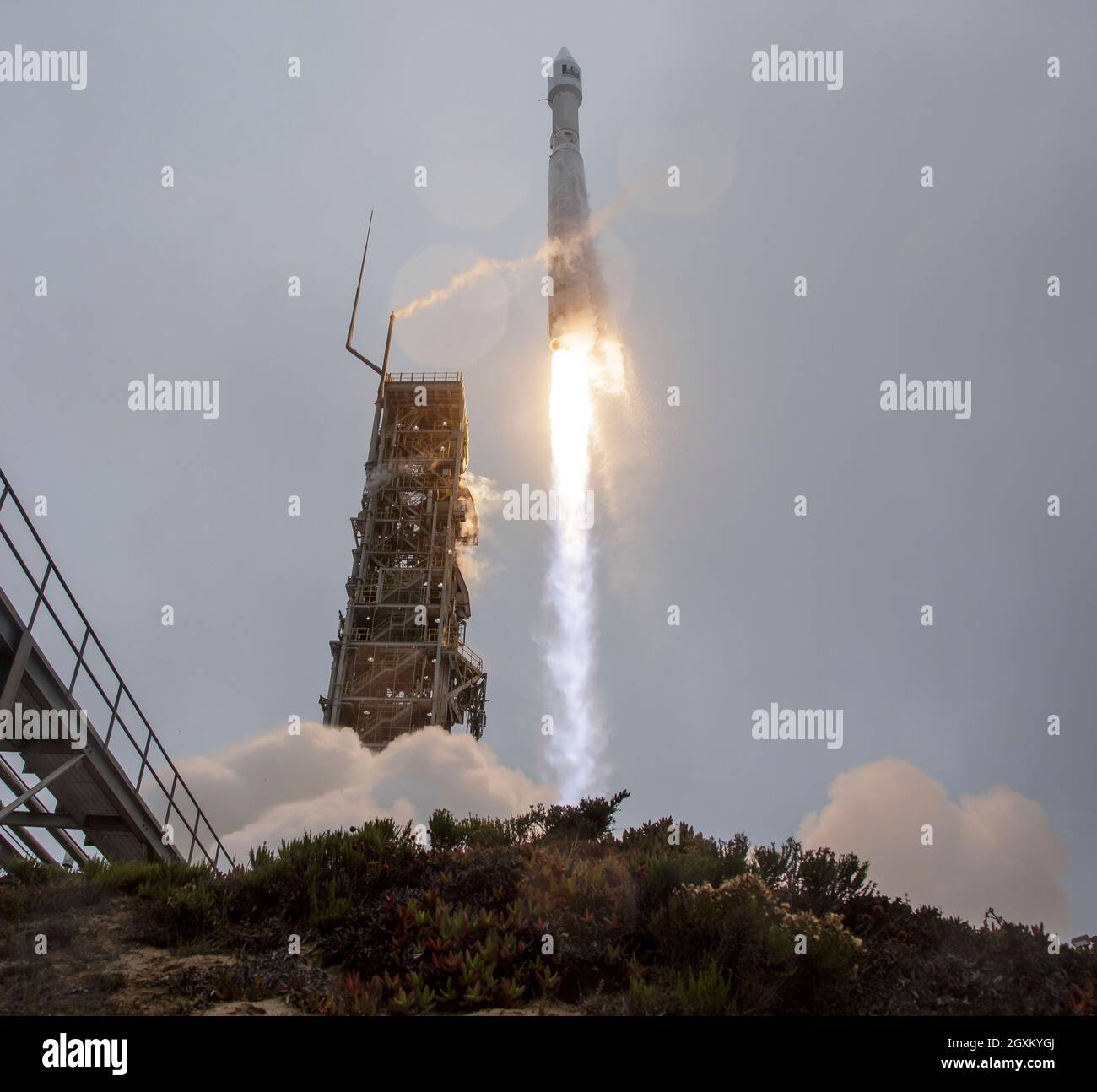 The United Launch Alliance Atlas V rocket with the NASA Landsat 9 ...