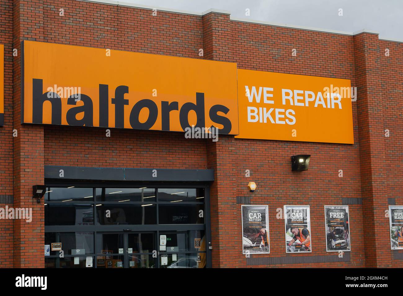 Slough, UK. 5th October, 2021. A Halfords store in Slough. Consumer ...