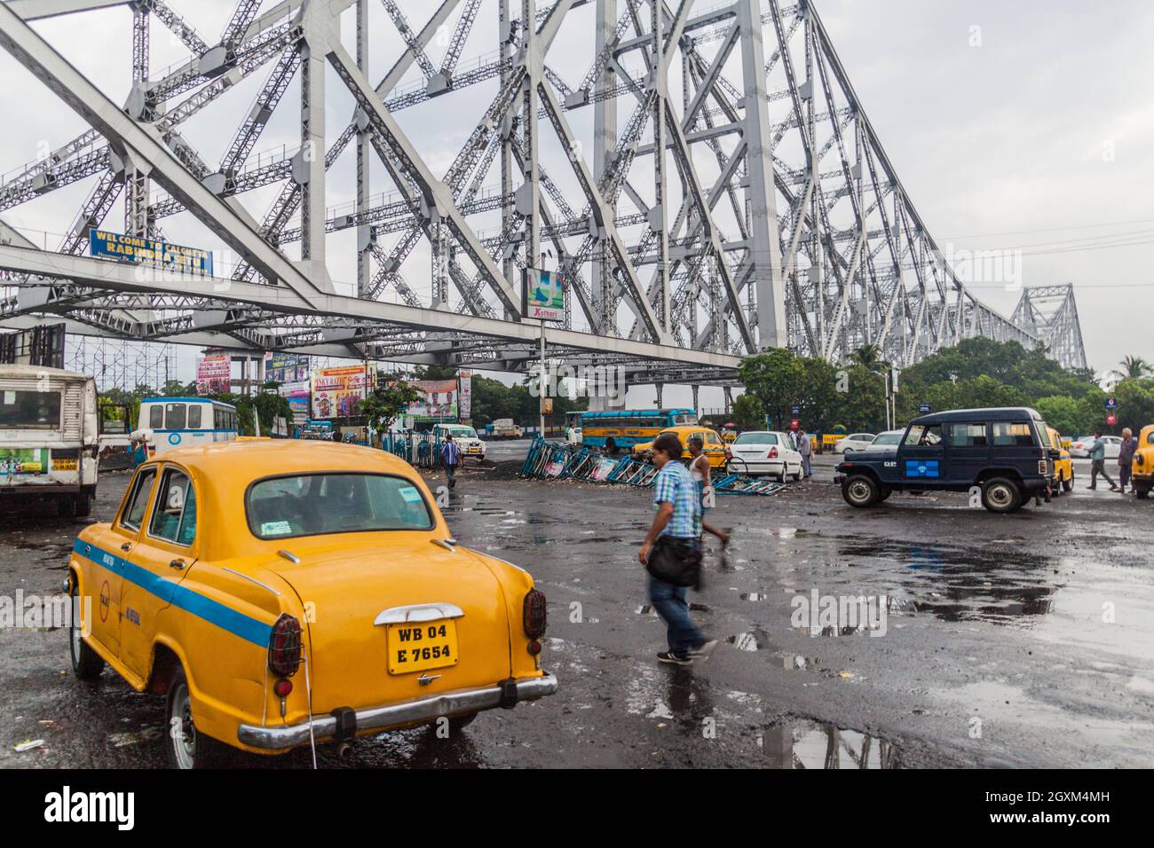 HOWRAH, INDIA - OCTOBER 27, 2016: View of Howrah Bridge, suspended span ...