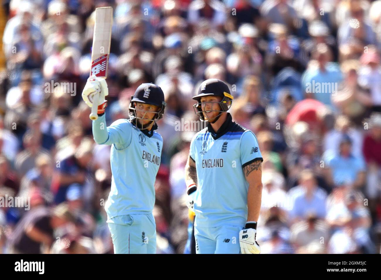 England's Joe Root celebrates with Ben Stokes Stock Photo - Alamy