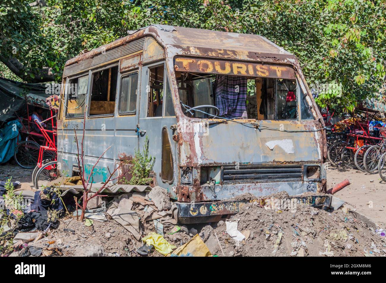 Old rusty bus in the center of Delhi, India Stock Photo - Alamy