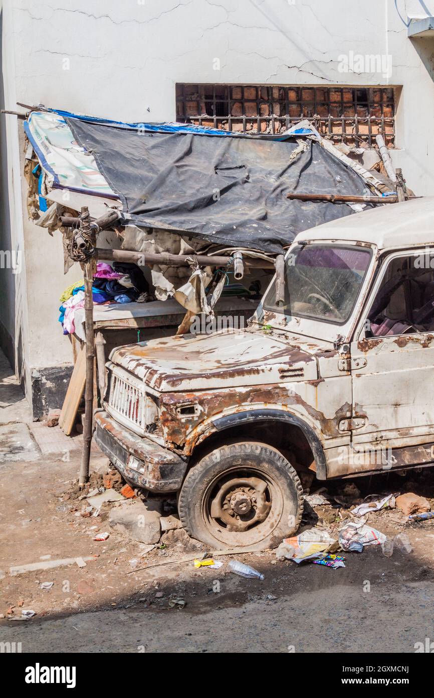 Old rusty car in the center of Kolkata, India Stock Photo - Alamy