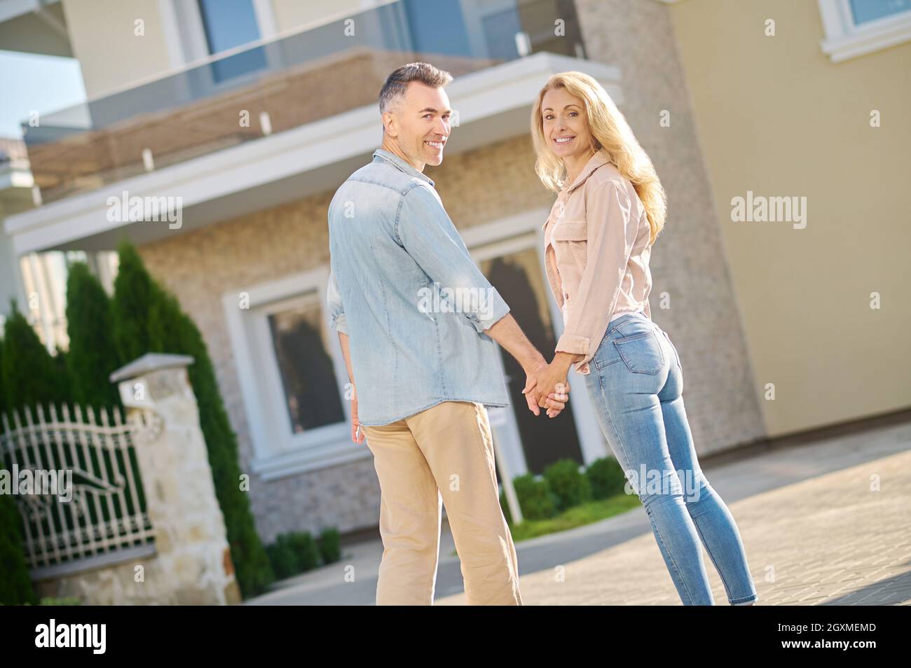 Hand around back hi-res stock photography and images - Alamy
