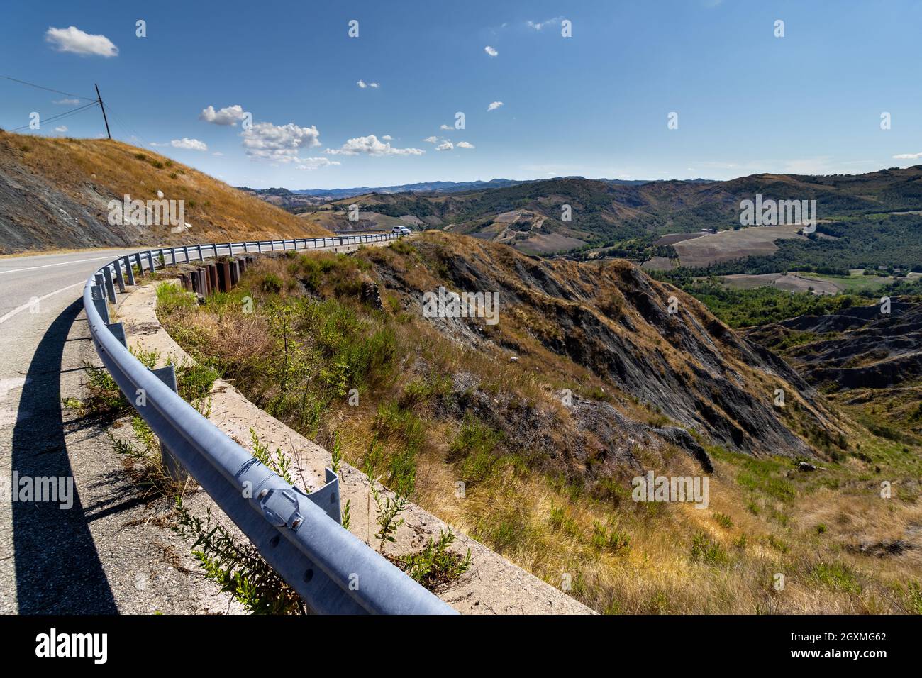 Paesaggio collinare e montano Stock Photo - Alamy