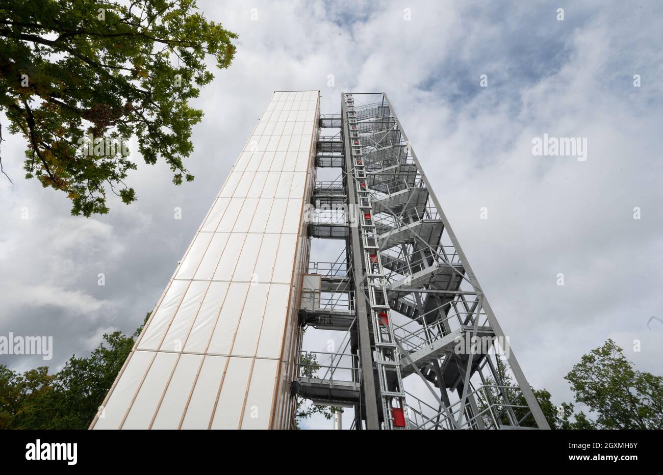 Twelve metre high hi-res stock photography and images - Alamy