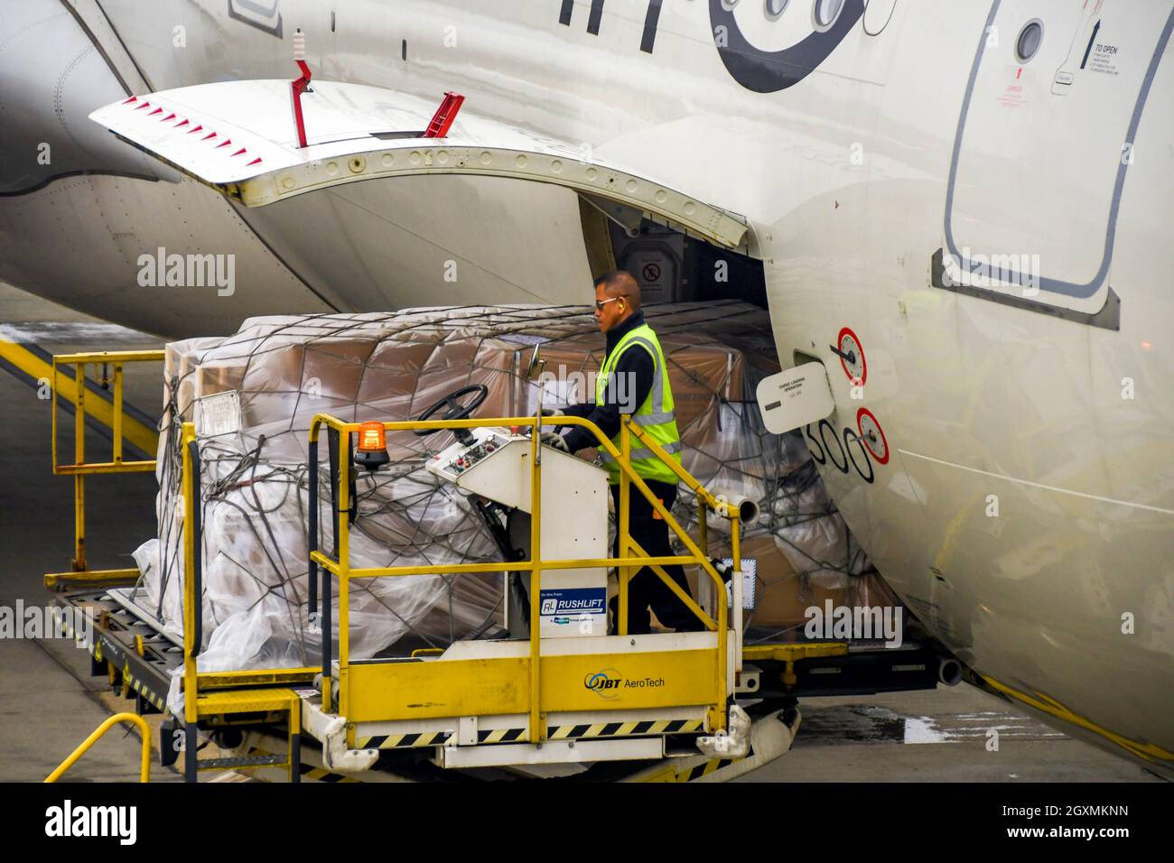 Aircraft pallet hi-res stock photography and images - Alamy