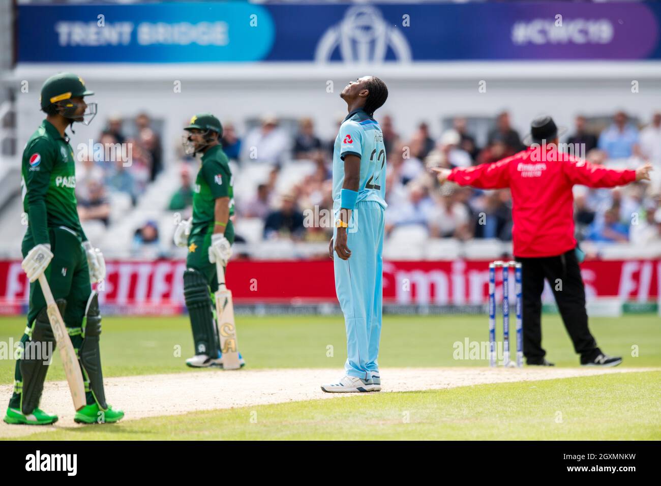 Jofra archer bowling hi-res stock photography and images - Alamy