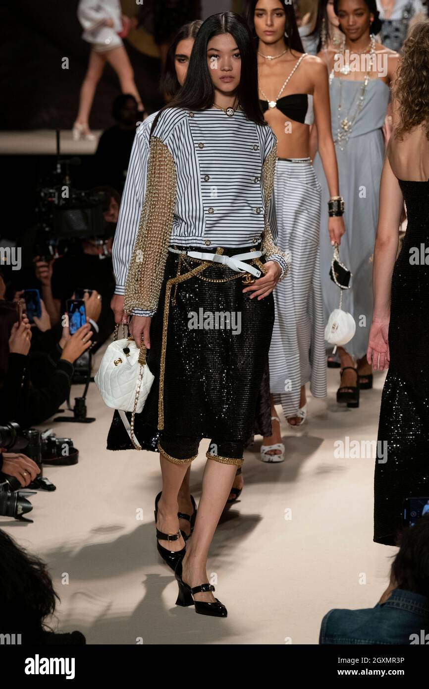 Paris, Frankreich. 05th Oct, 2021. CHANEL SS22 runway during Paris ...