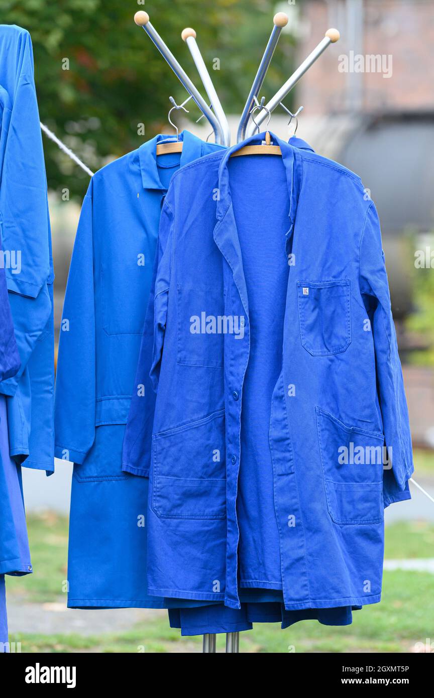 Dohna, Germany. 04th Oct, 2021. Blue work coats hang ready for the ...