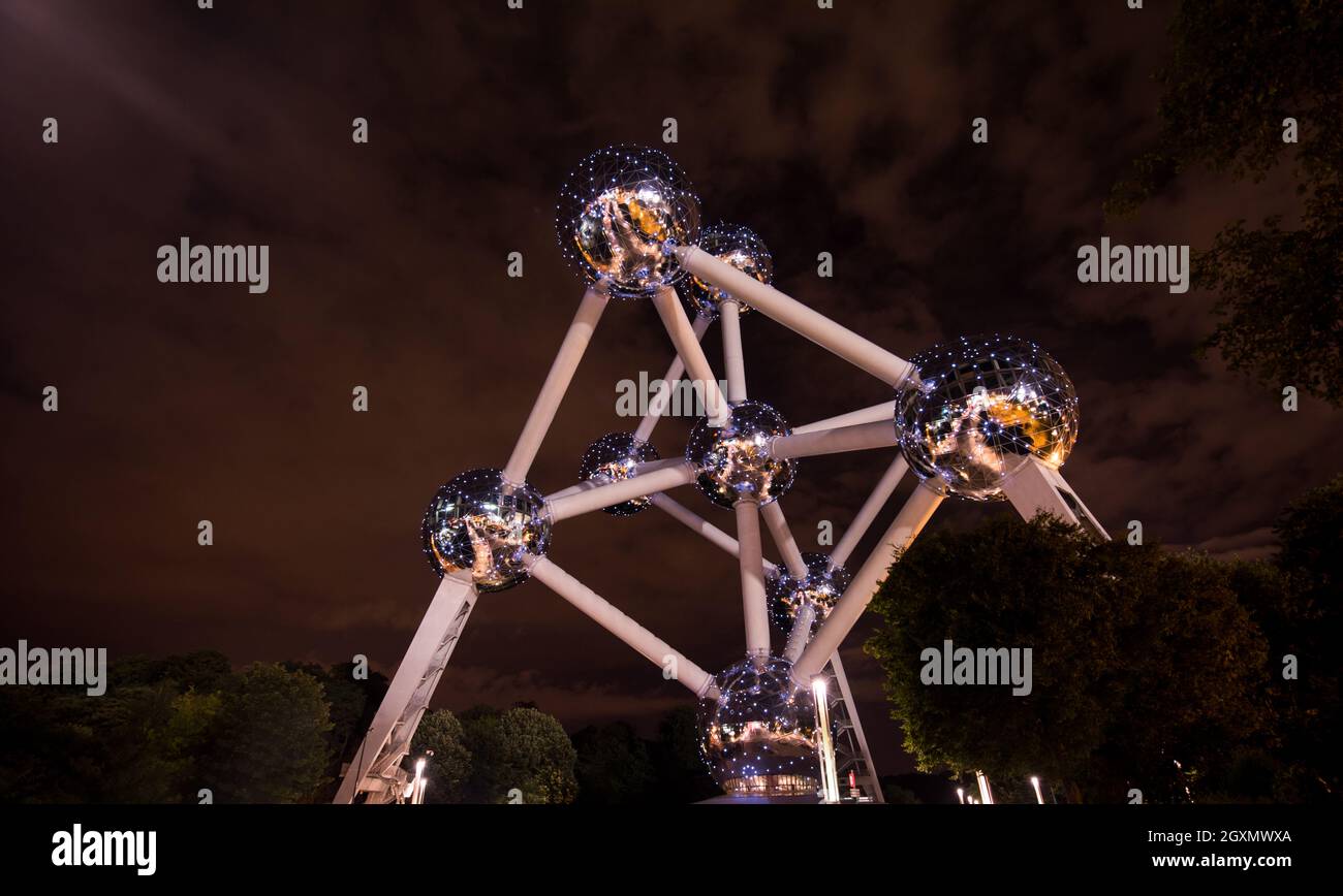 A night picture of the Atomium building in Brussels Stock Photo - Alamy