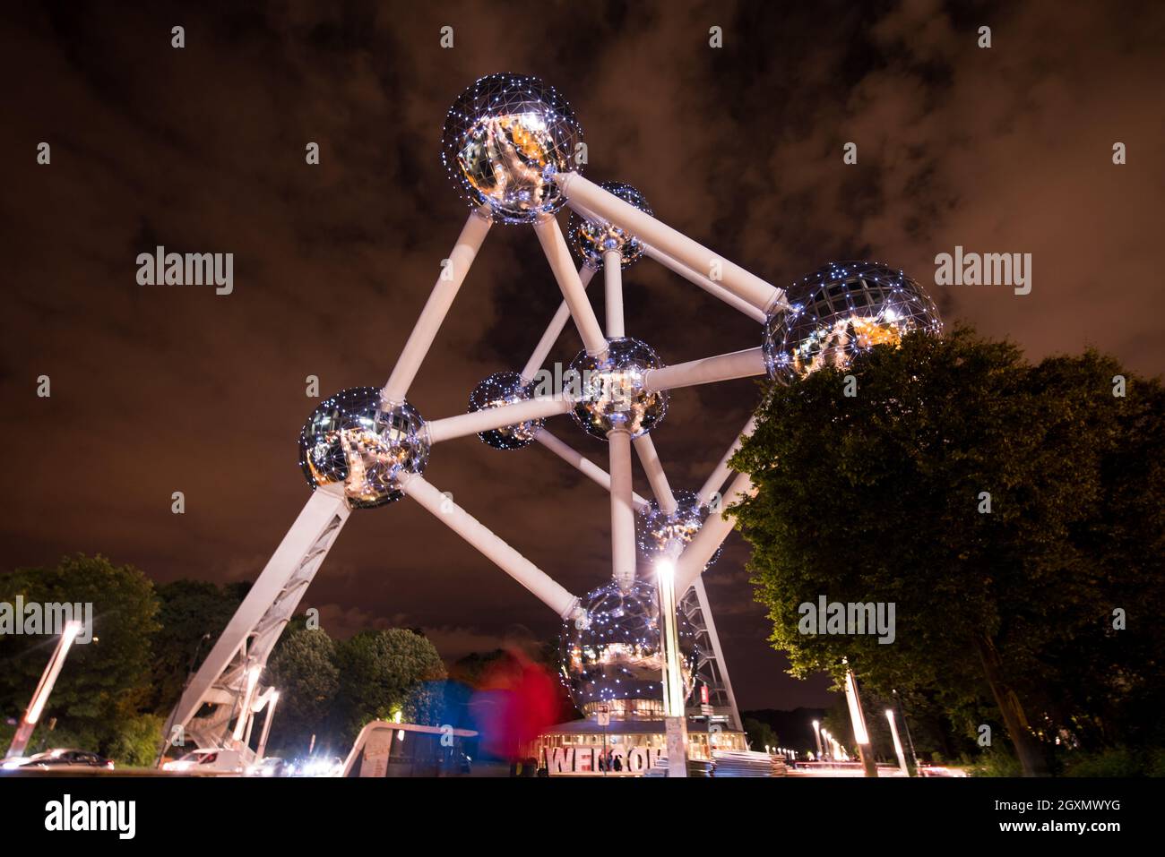 A night picture of the Atomium building in Brussels Stock Photo - Alamy