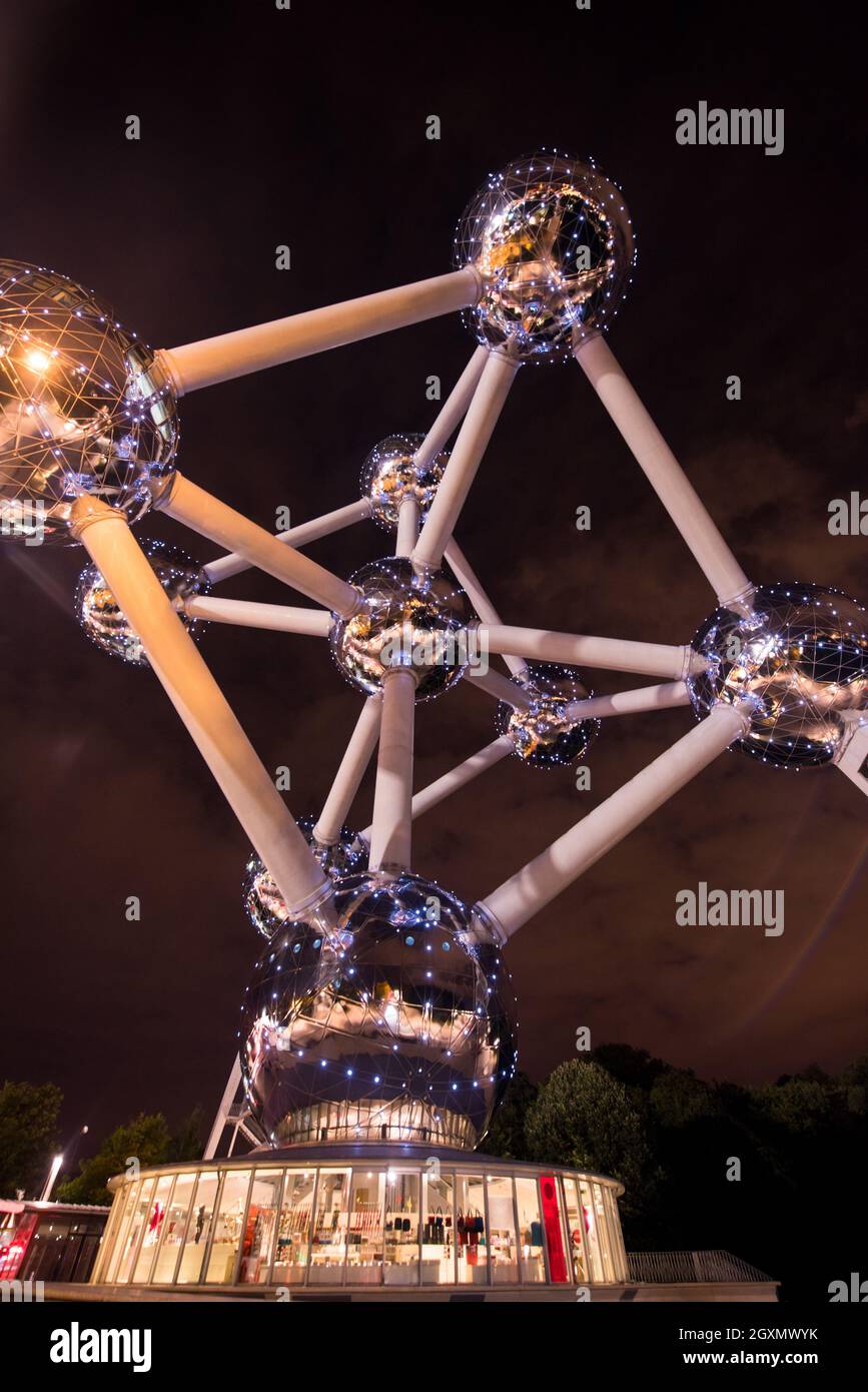 A night picture of the Atomium building in Brussels Stock Photo - Alamy