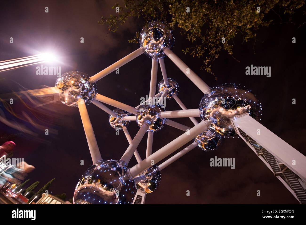 A night picture of the Atomium building in Brussels Stock Photo - Alamy