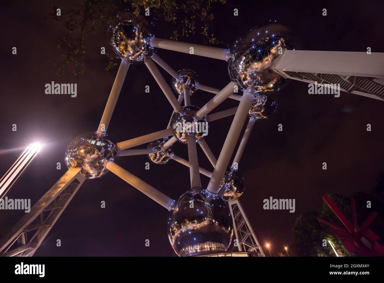 A night picture of the Atomium building in Brussels Stock Photo - Alamy