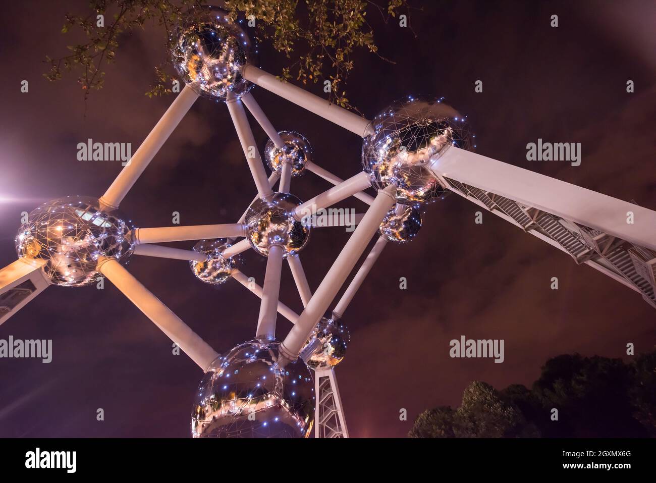A night picture of the Atomium building in Brussels Stock Photo - Alamy