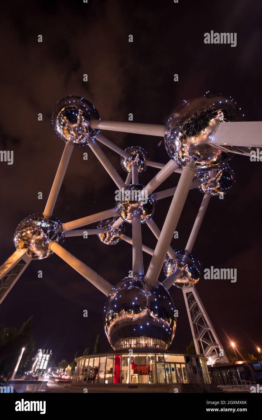 A night picture of the Atomium building in Brussels Stock Photo - Alamy