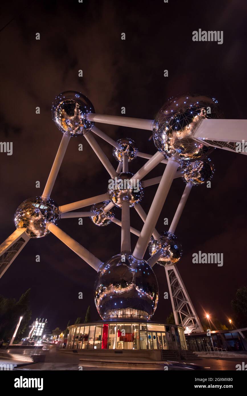 A night picture of the Atomium building in Brussels Stock Photo - Alamy