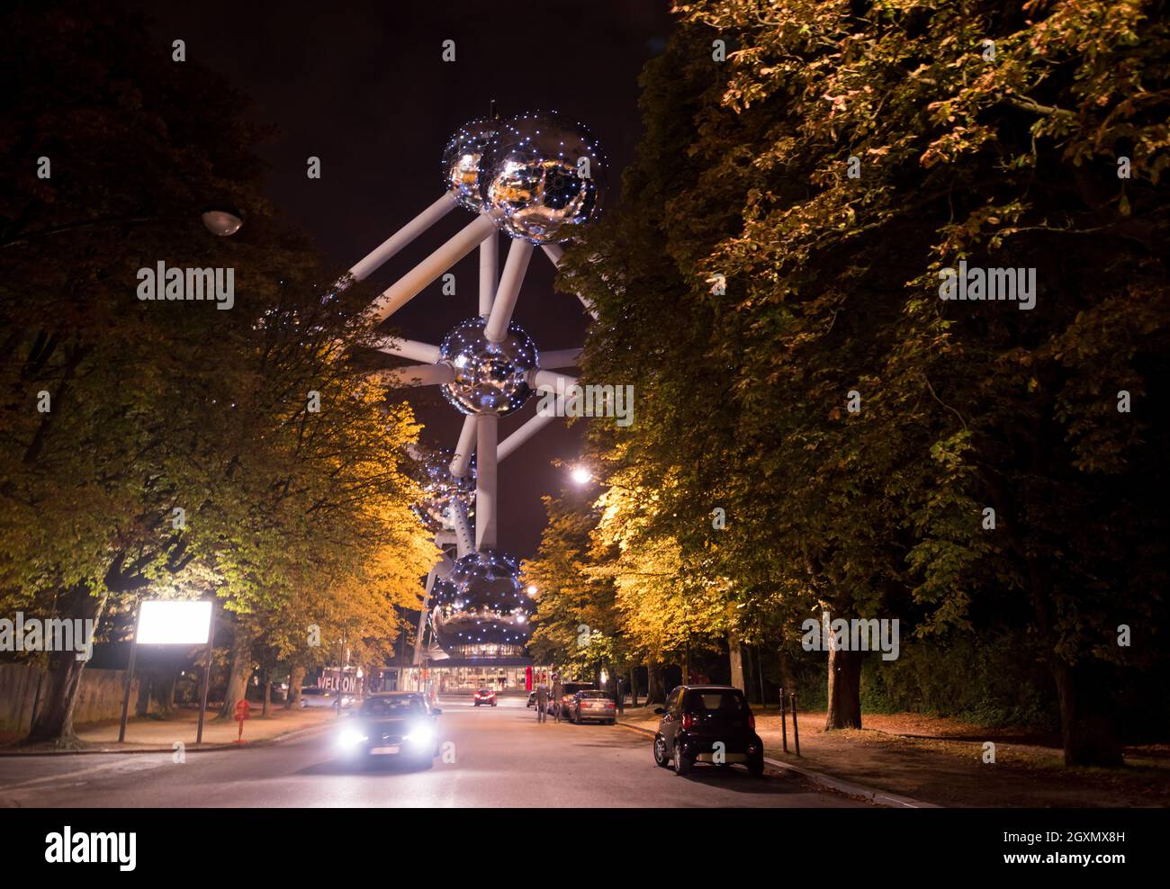 A night picture of the Atomium building in Brussels Stock Photo - Alamy