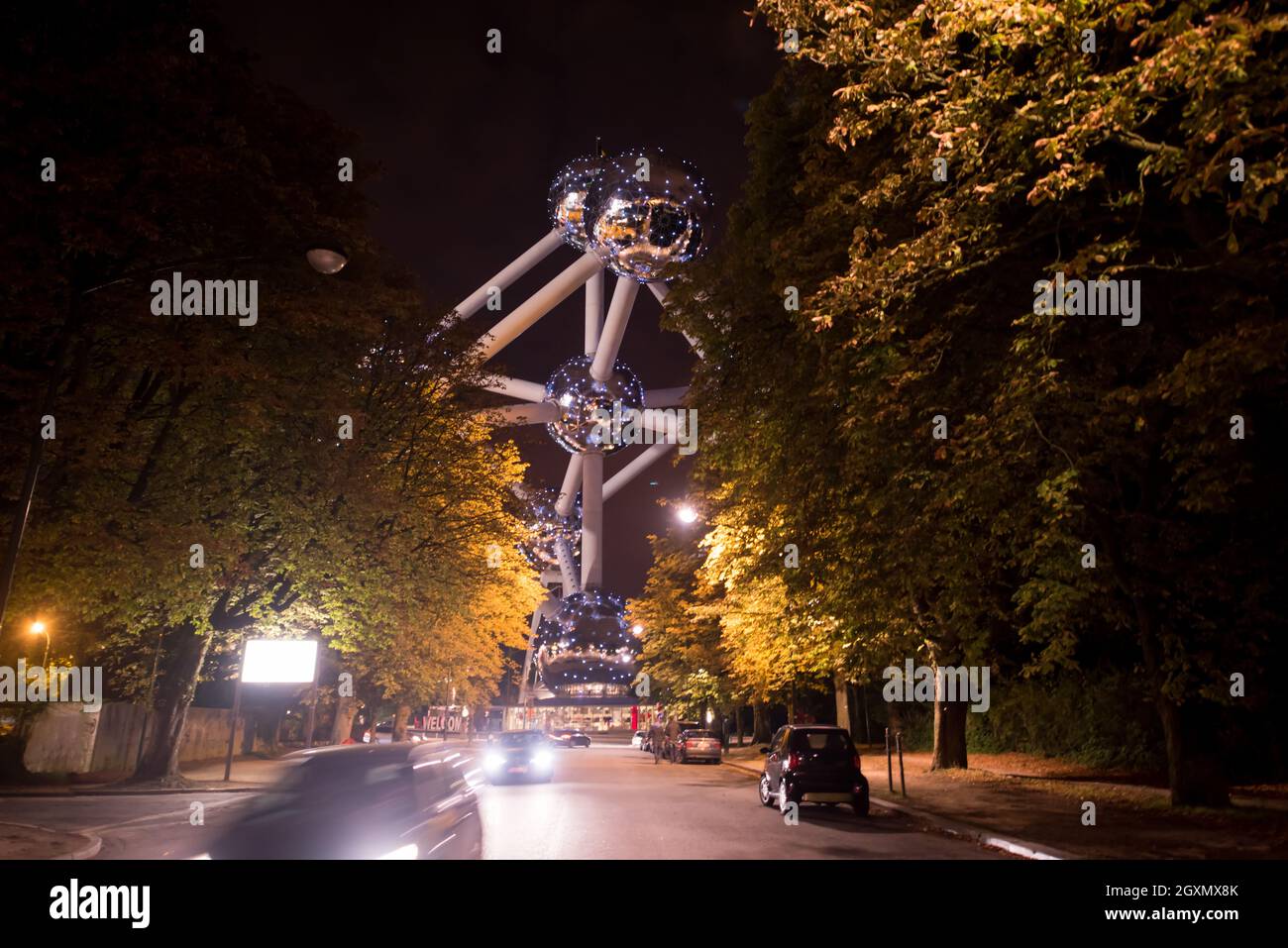 A night picture of the Atomium building in Brussels Stock Photo - Alamy