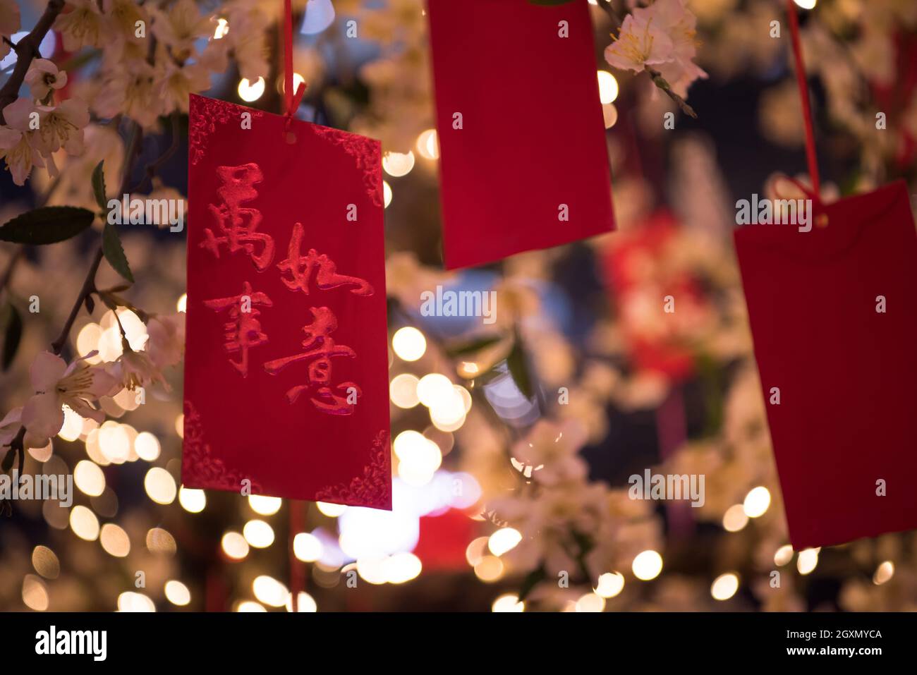 red cards with messages on the traditional Japanese wishing tree Stock ...