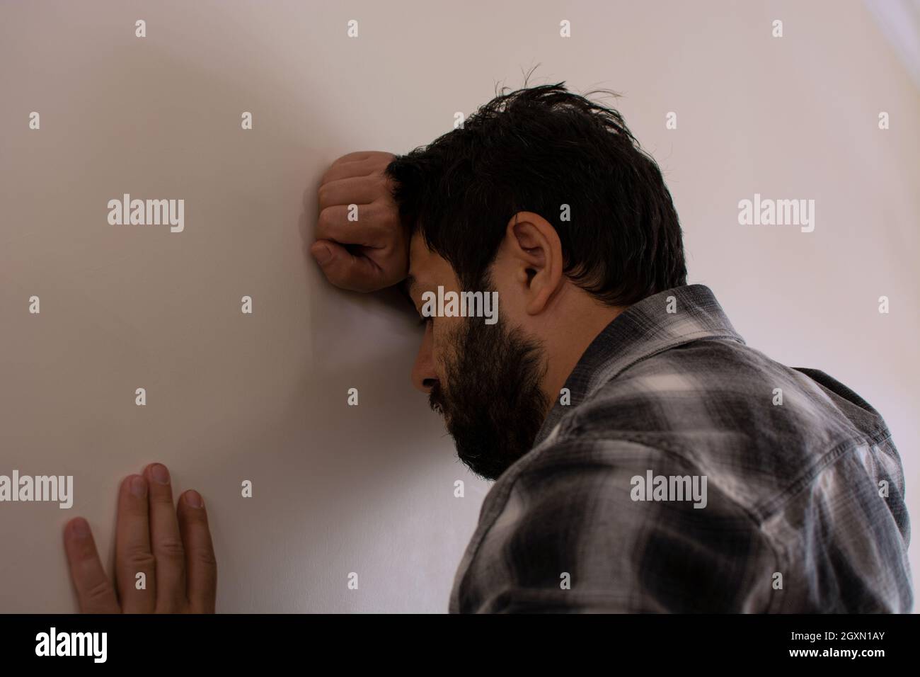 Man leaning against wall hi-res stock photography and images - Alamy