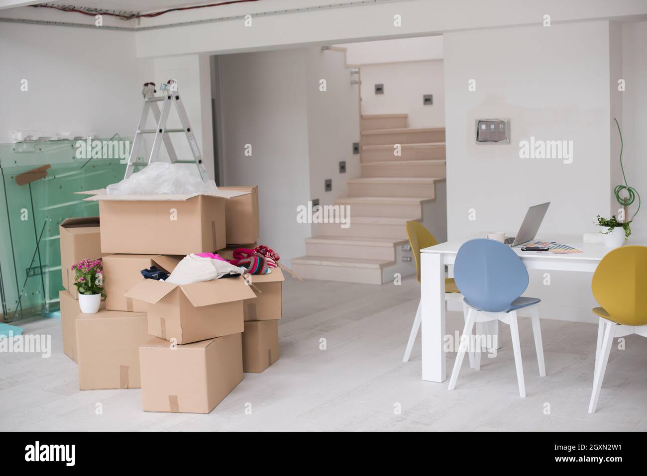 Moving boxes in empty room Stock Photo - Alamy