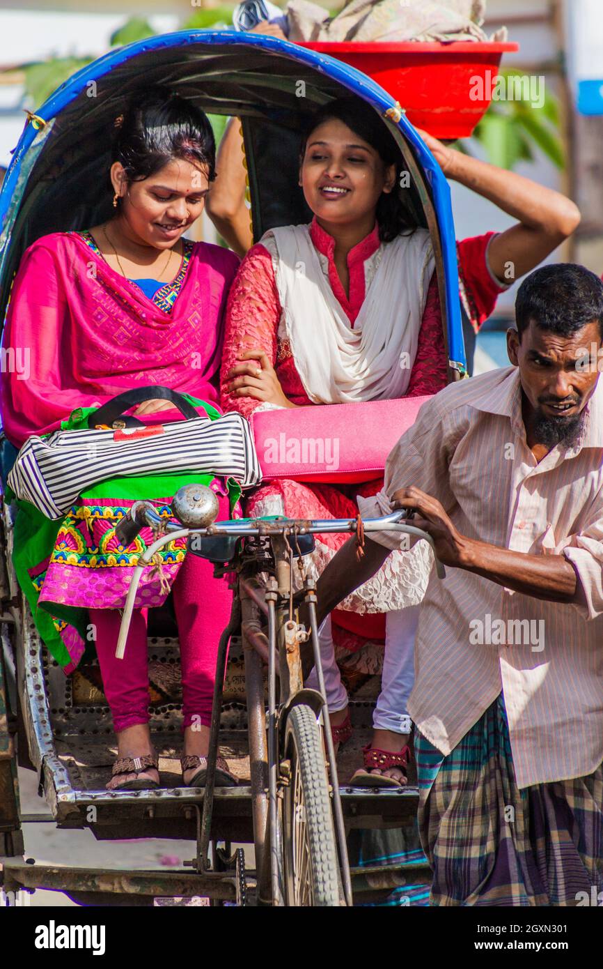 Girls riding rickshaw hi-res stock photography and images - Alamy