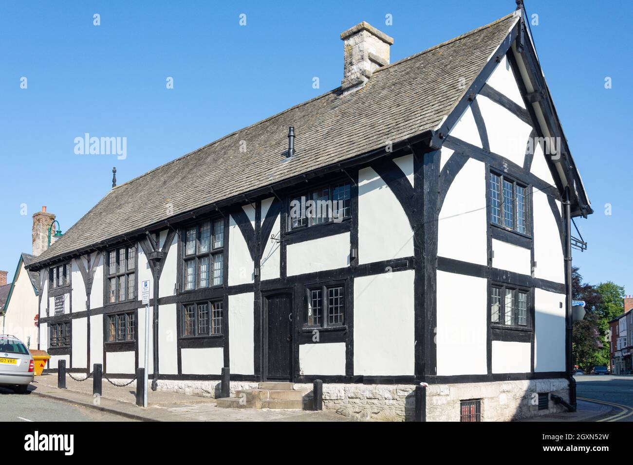 The 15th century Old Court House, St Peters Square, Ruthin (Rhuthun ...