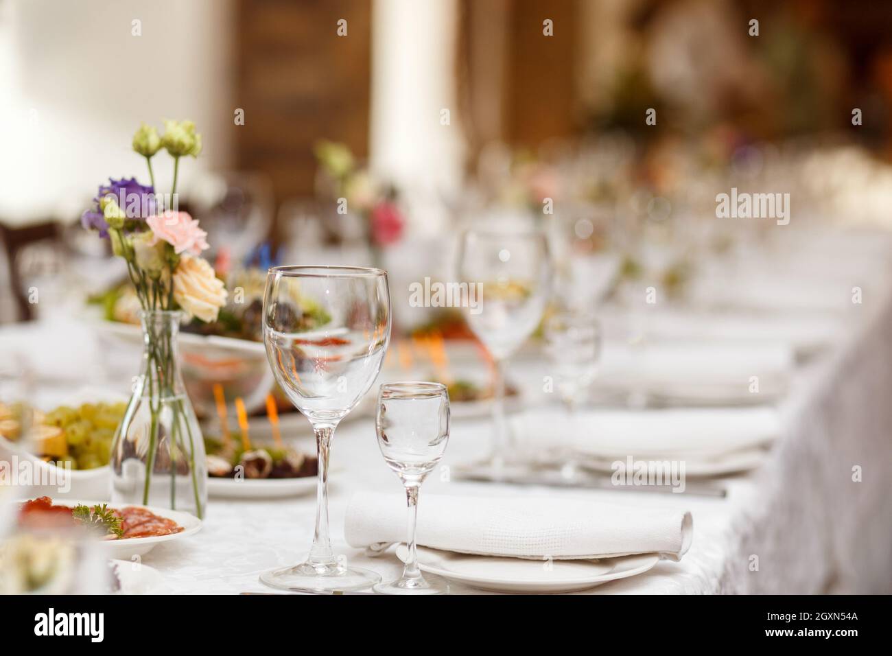 Tables ready for dinner service hi-res stock photography and images - Alamy