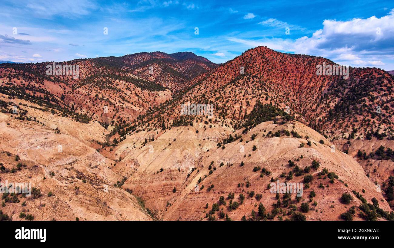 Green bushes rock layers hi-res stock photography and images - Alamy