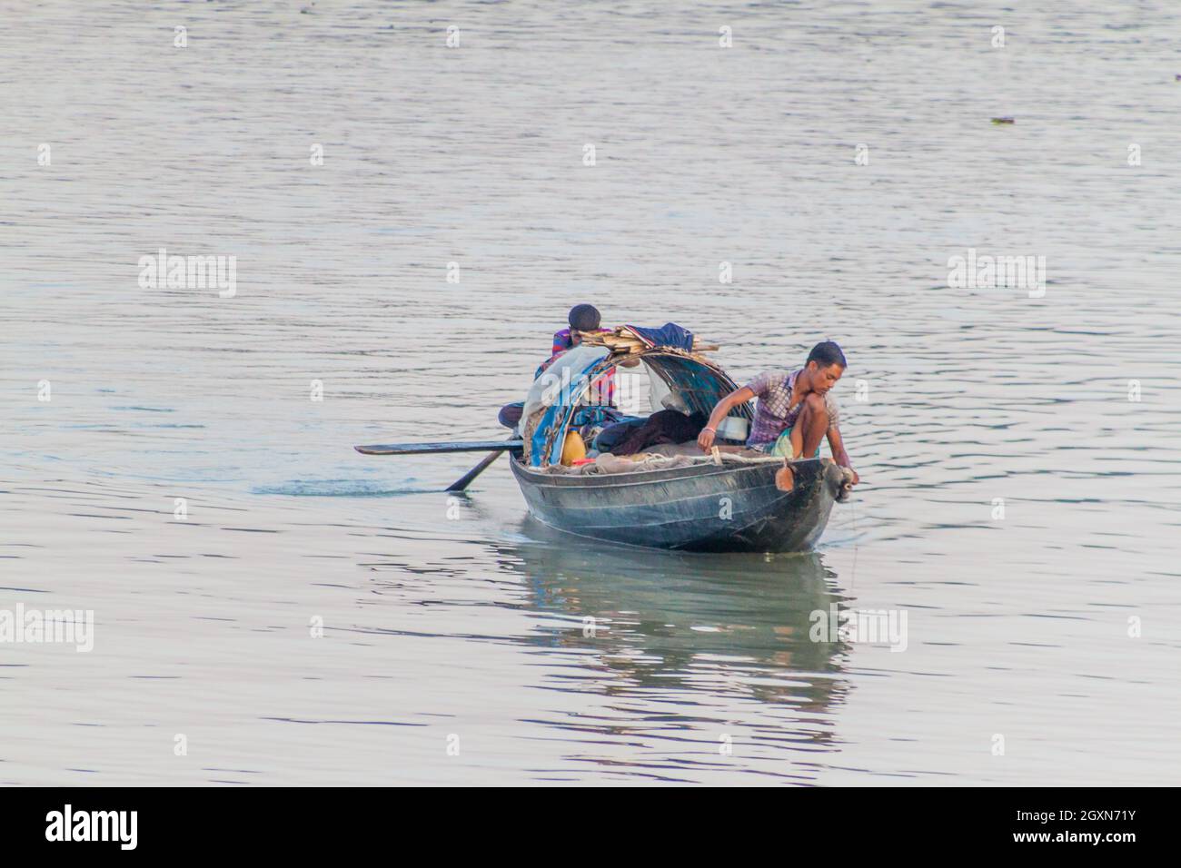 Traditional bengali boat hi-res stock photography and images - Alamy